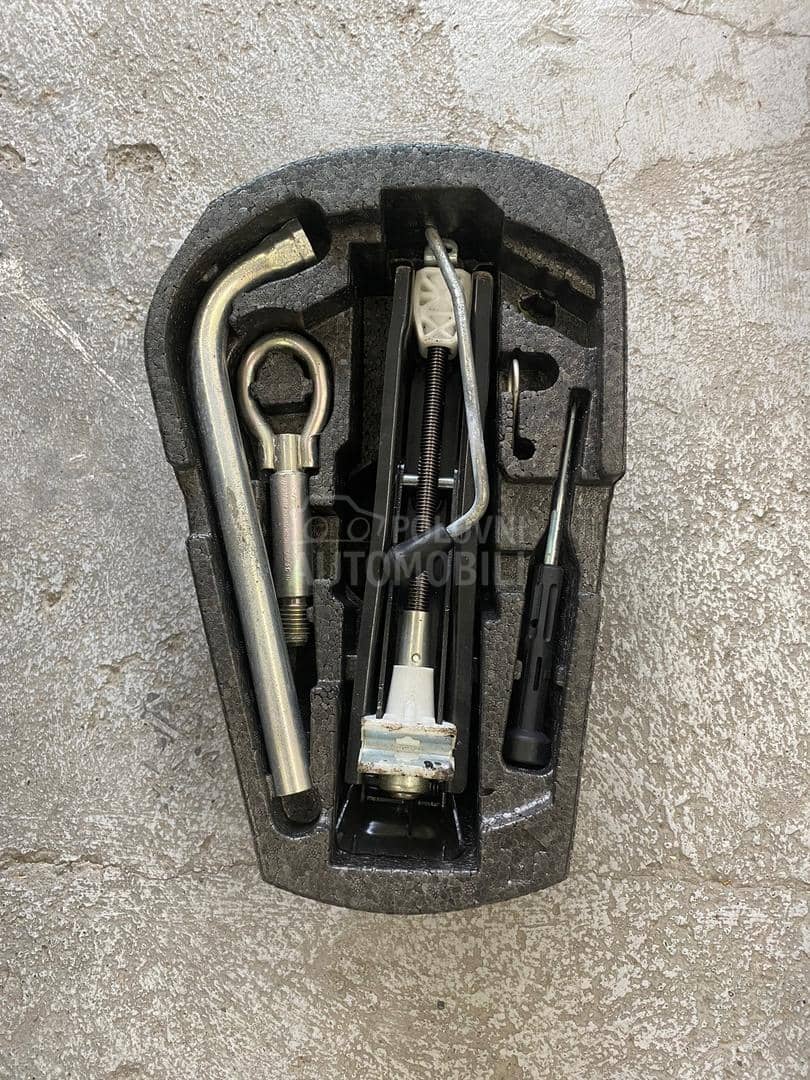 Set alata za Volkswagen Polo | Auto oprema | Polovni Automobili