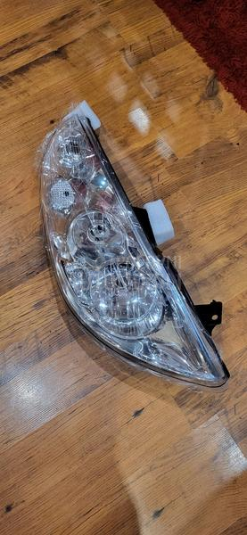 Prednji desni far Master NOVO | Delovi i oprema za transportna vozila ...